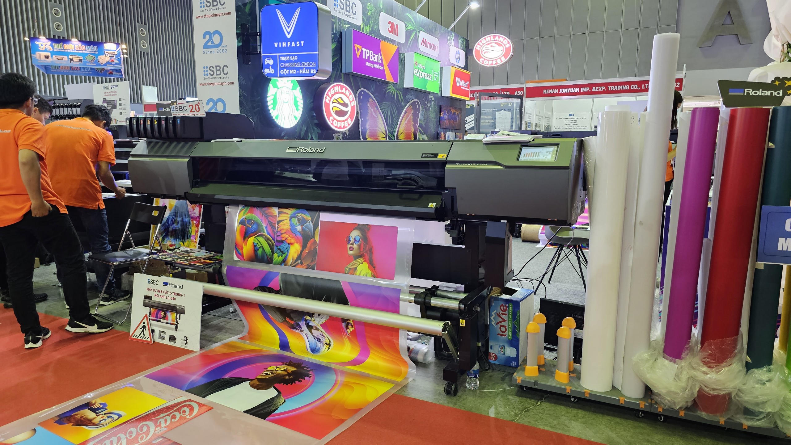 Ưu điểm của in UV trên máy in Roland LG-640 8 màu cho decal xe chất lượng cao